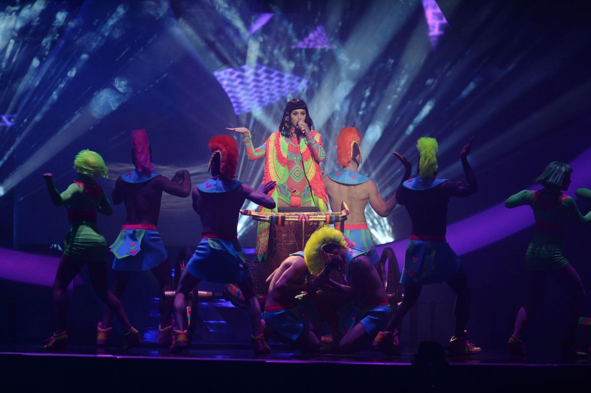 KATY PERRY Performs at 2014 Brits Awards Live Show in London – HawtCelebs