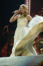 TAYLOR SWIFT Performs at Her Red Tour in O2 Arena in London – HawtCelebs