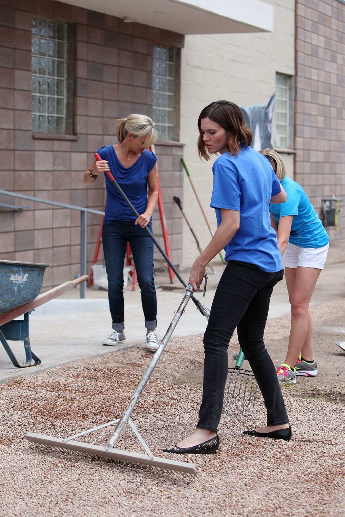 MANDY MOORE at Purina Cat Chow Building Better Lives Program in Denver ...