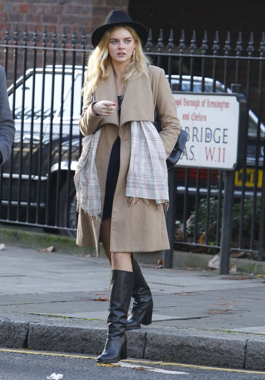 SAMARA WEAVING Out in London – HawtCelebs