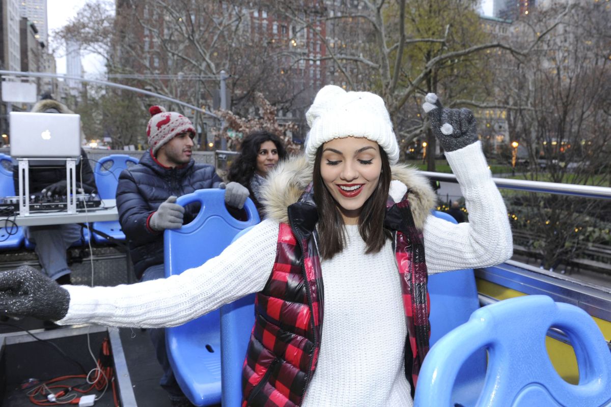 VICTORIA JUSTICE at American Eagle Outfitters #aeogetdownnyc Party Bus ...