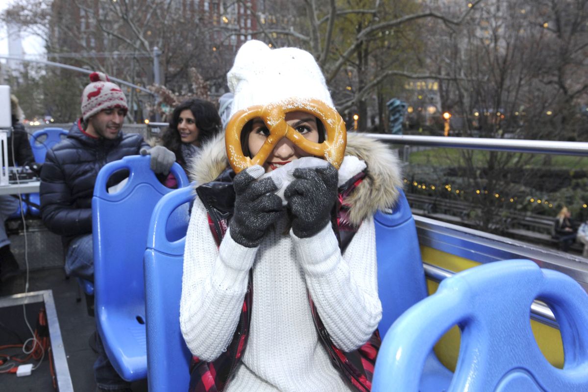 VICTORIA JUSTICE at American Eagle Outfitters #aeogetdownnyc Party Bus ...
