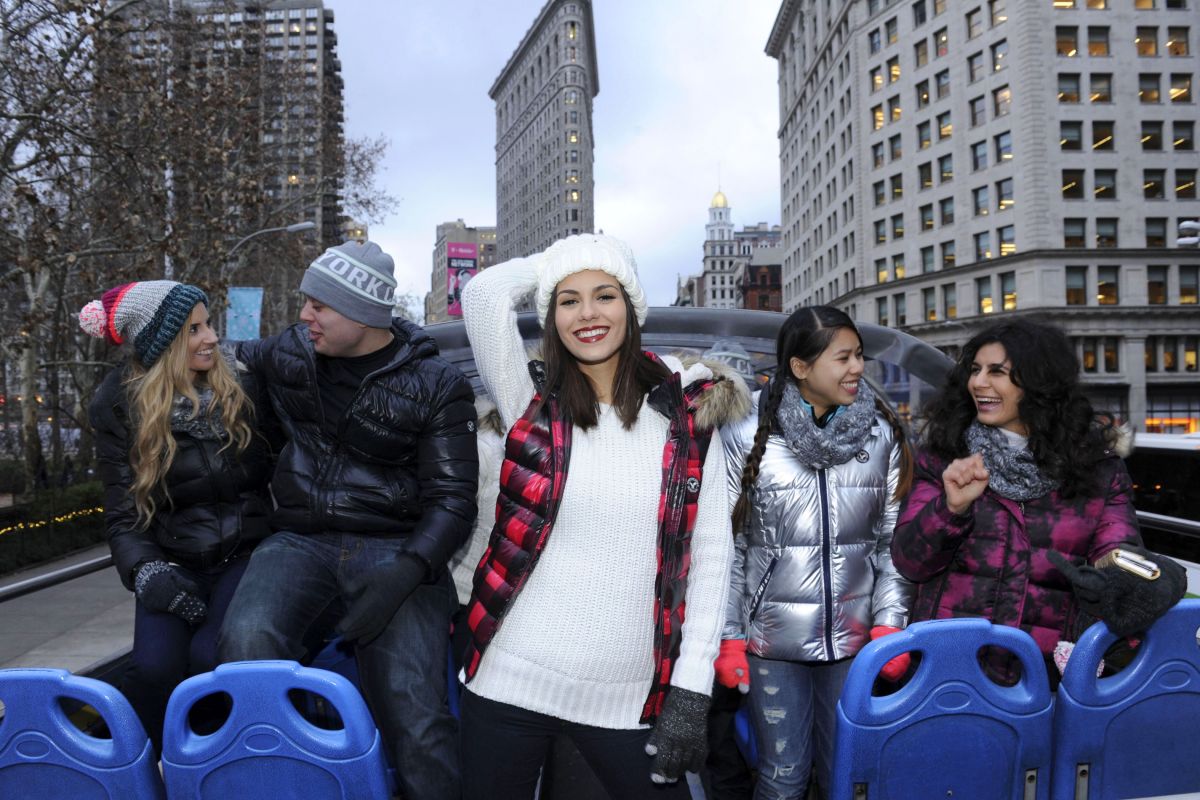 VICTORIA JUSTICE at American Eagle Outfitters #aeogetdownnyc Party Bus ...