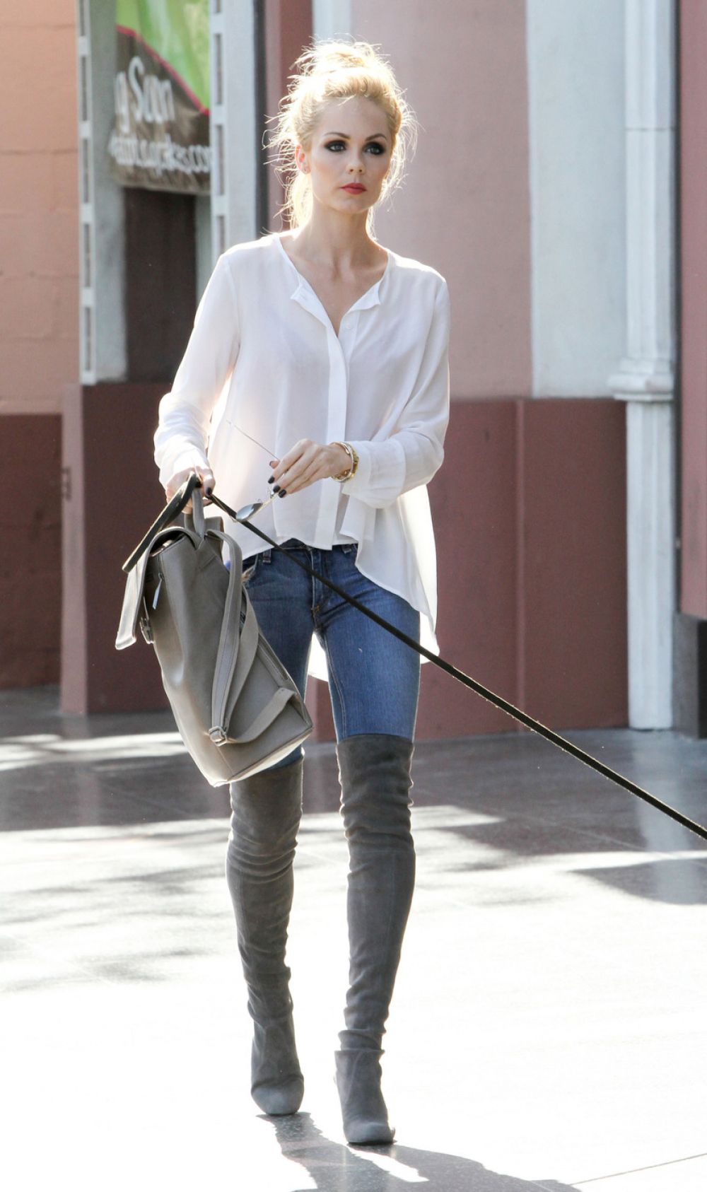 LAURA VANDERVOORT Walks Her Dog Out in Los Angeles 05/11/2015 – HawtCelebs