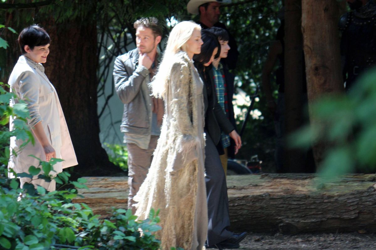 JENNIFER MORRISON, LANA PARRILLA and GINNIFER GOODWIN on the Set of ...