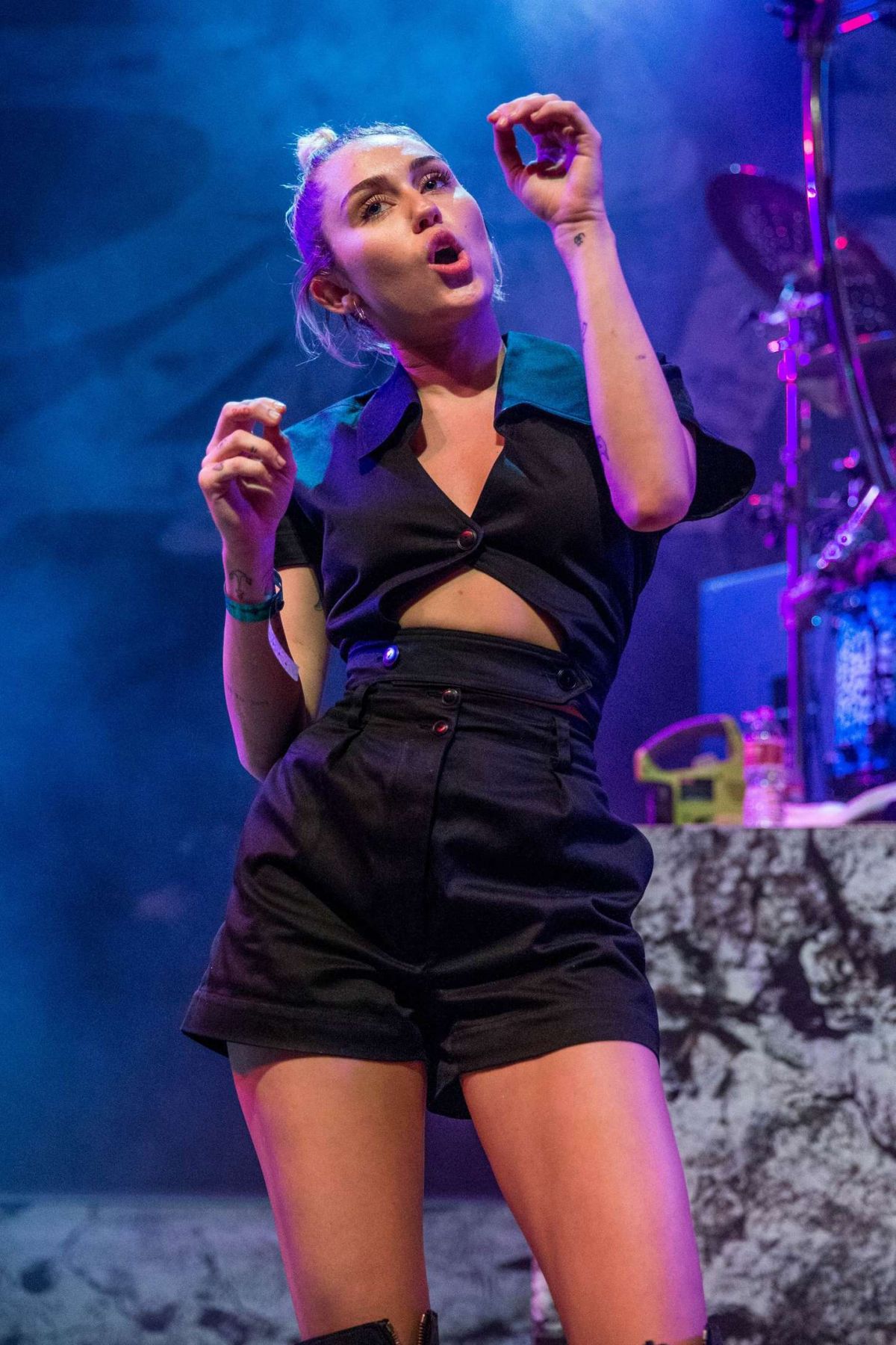 MILEY CYRUS Performs on Final Show at House of Blues in Los Angeles ...