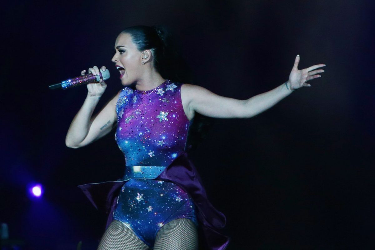 KATY PERRY Performs at Dubai Airport’s Airshow Gala Dinner 11/10/2015 ...