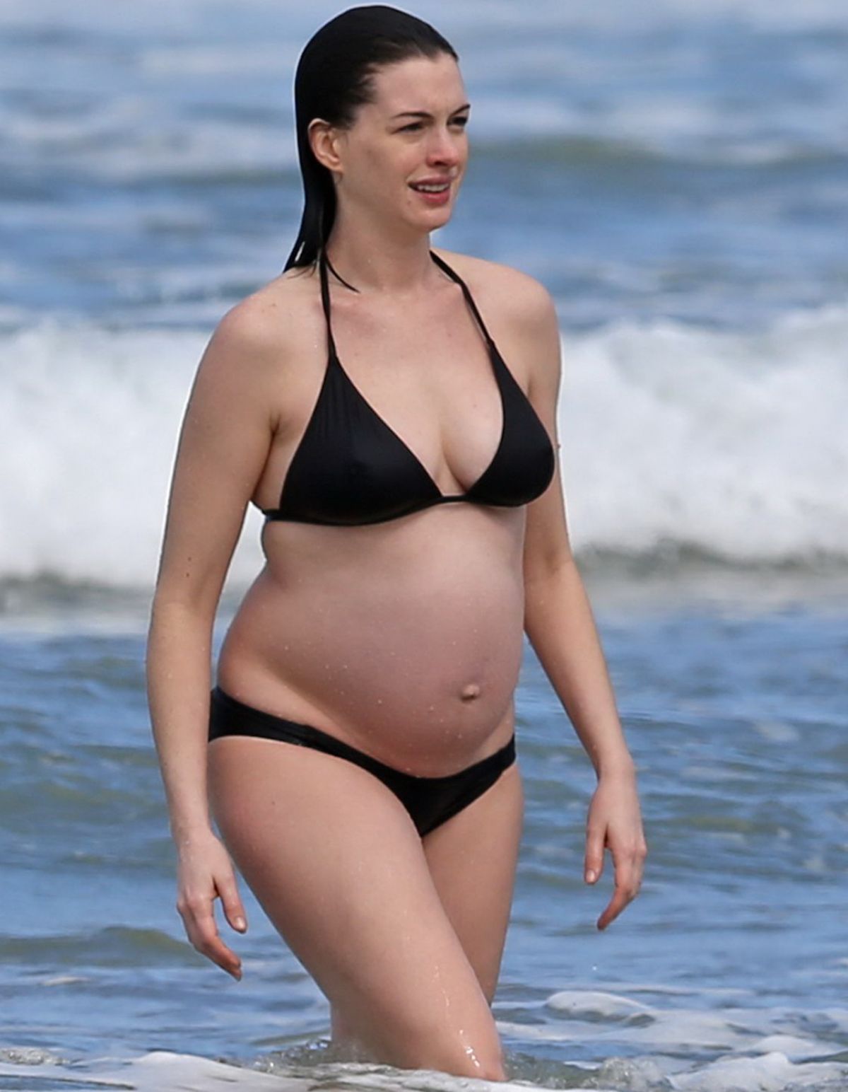 Pregnant ANNE HATHAWAY In Bikini At A Beach In Hawaii 01 03 2016 Pregnant ANNE HATHAWAY In Bikini At A Beach In Hawaii 01 03 2016