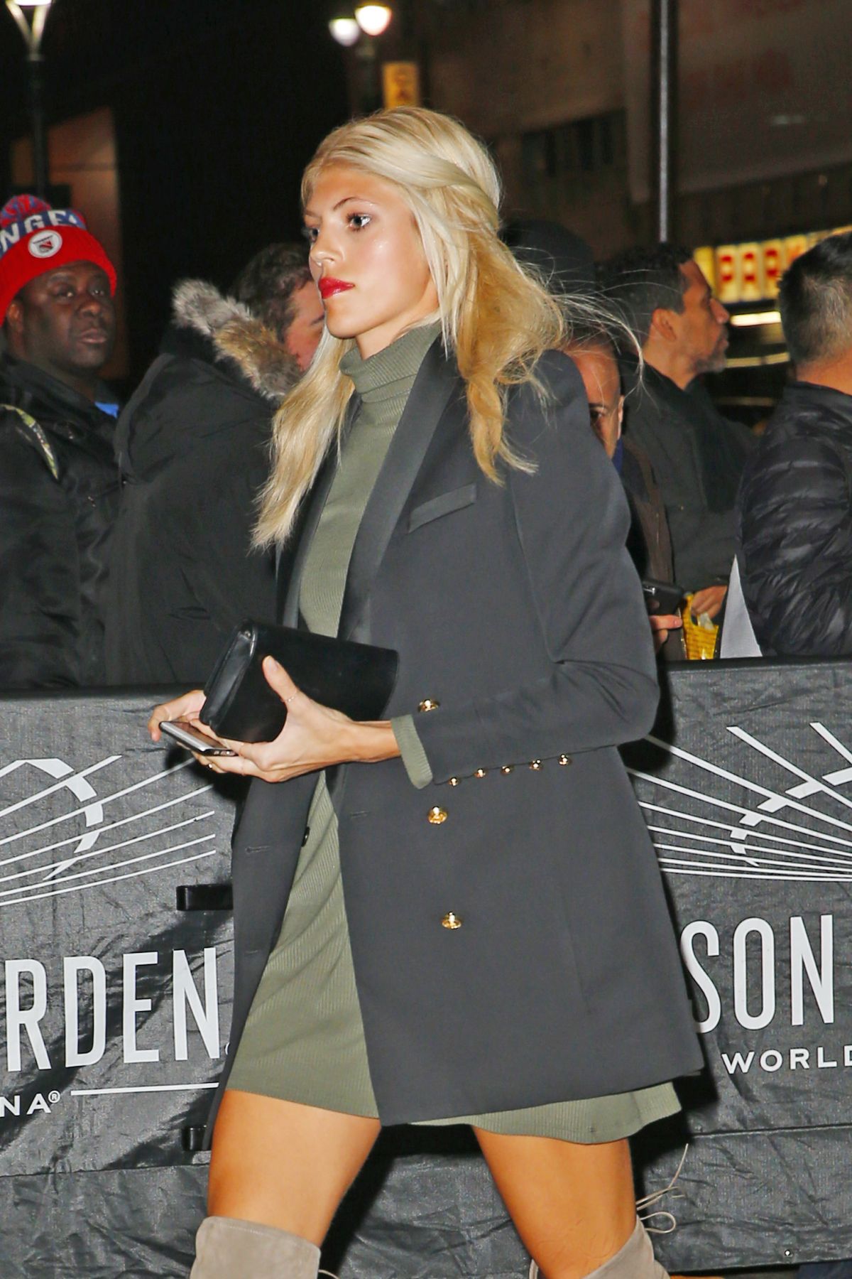 DEVON WINDSOR Arrives at Nnicks vs Warriors Game in New York 01/31/2016 ...