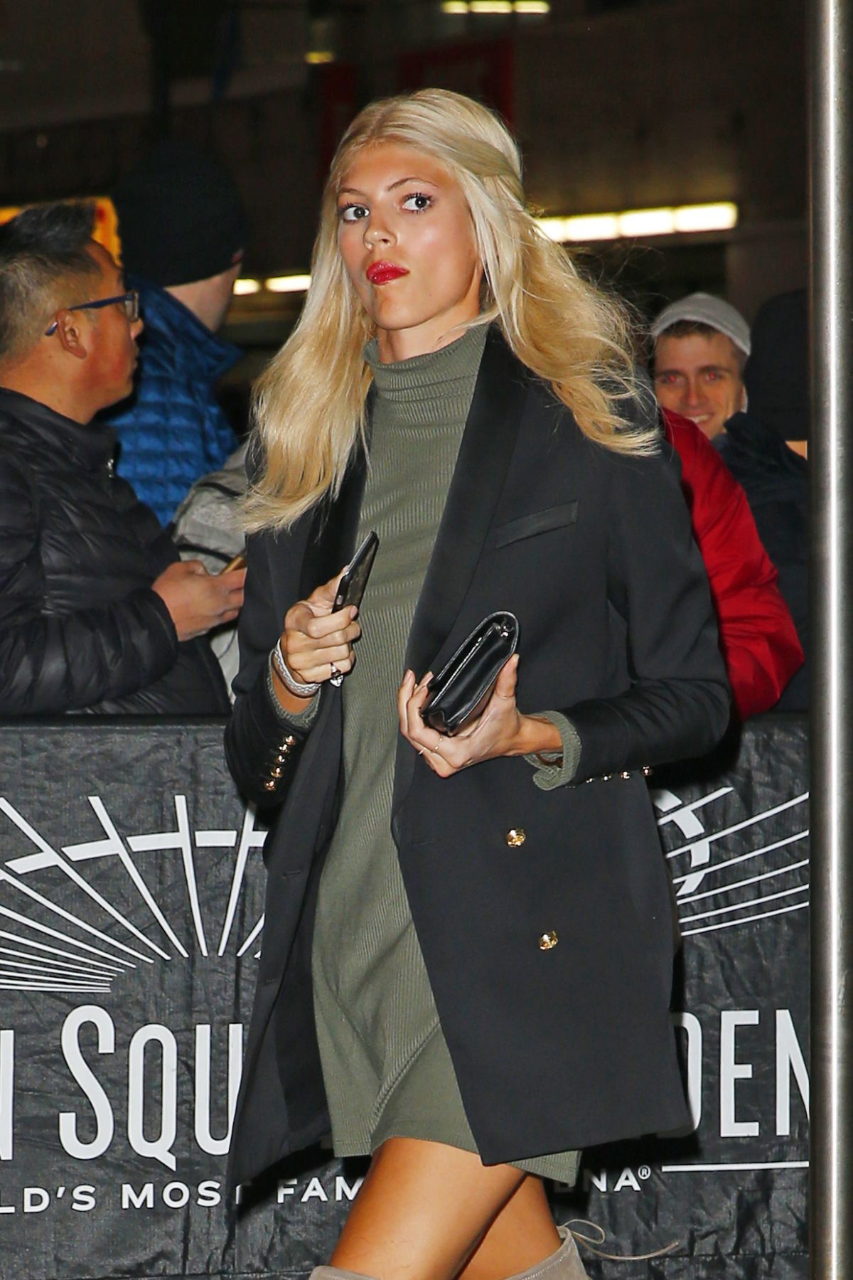 DEVON WINDSOR Arrives at Nnicks vs Warriors Game in New York 01/31/2016 ...