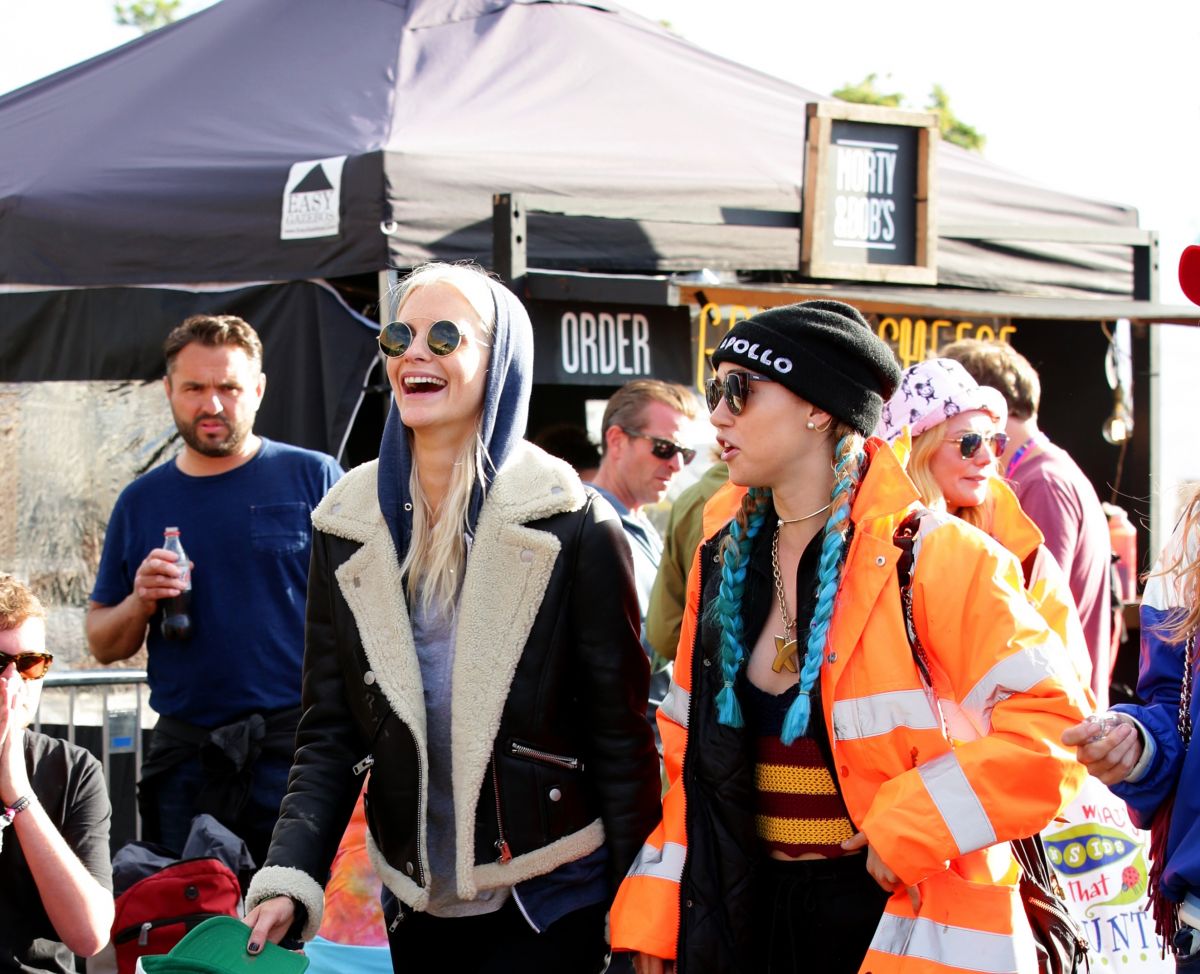 CARA DELEVINGNE, SUKI WATERHOUSE and POPPY DELEVINGNE at 2016 ...
