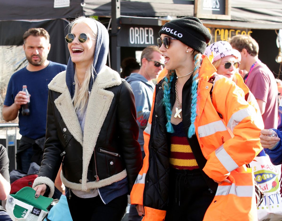 CARA DELEVINGNE, SUKI WATERHOUSE and POPPY DELEVINGNE at 2016 ...