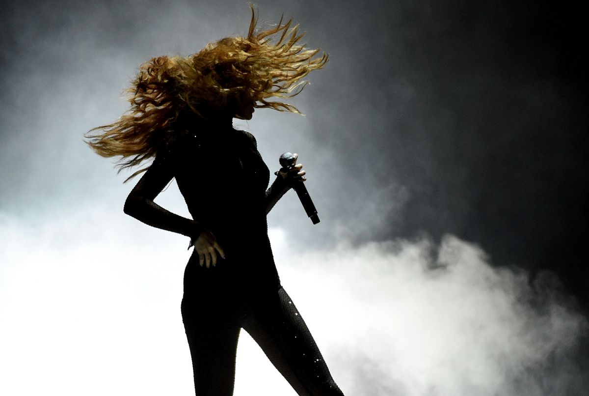 SELENA GOMEZ Performs at Revival Tour at Bridgestone Arena in Nashville ...