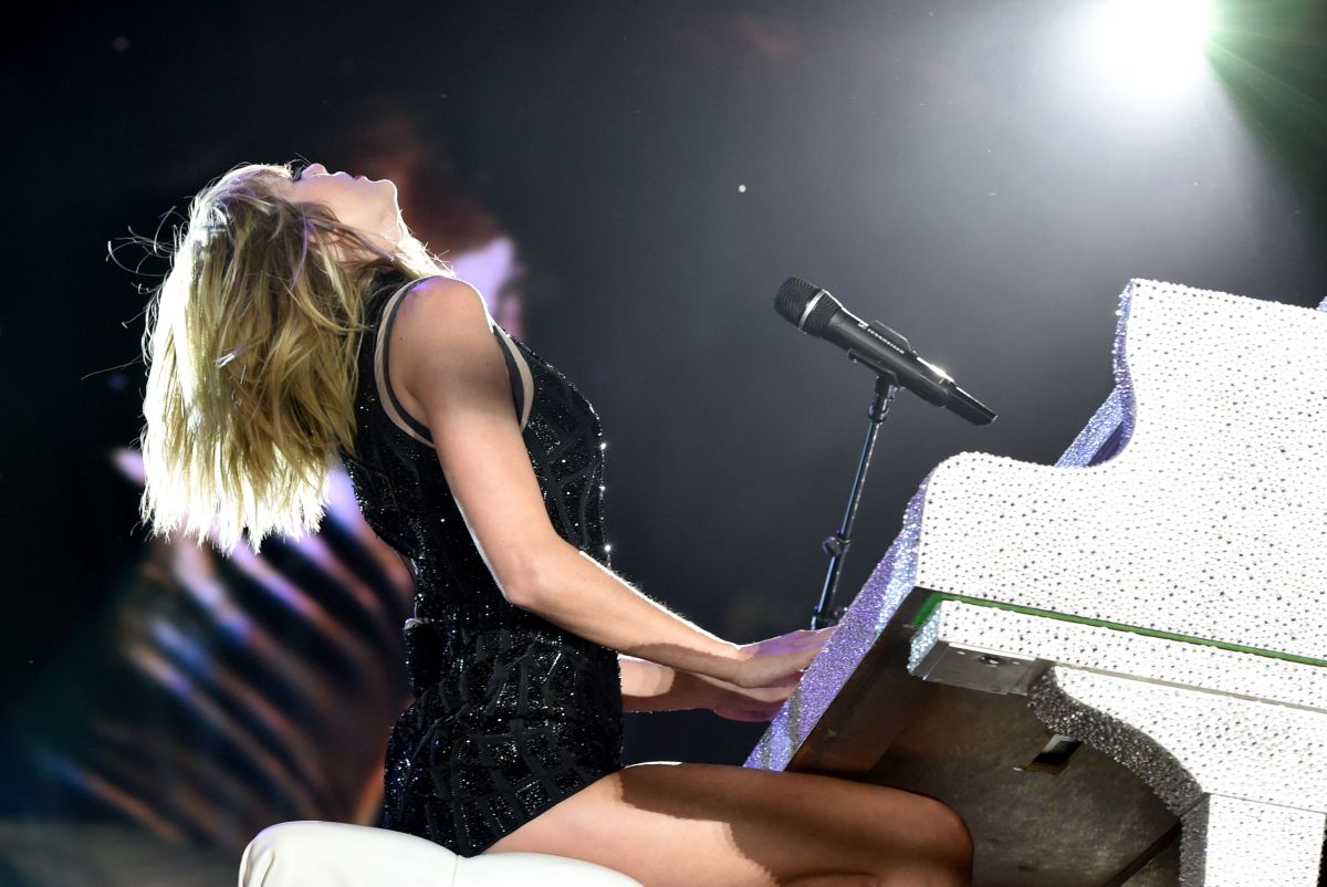 TAYLOR SWIFT Performs at US Grand Prix in Austin 10/22/2016 – HawtCelebs