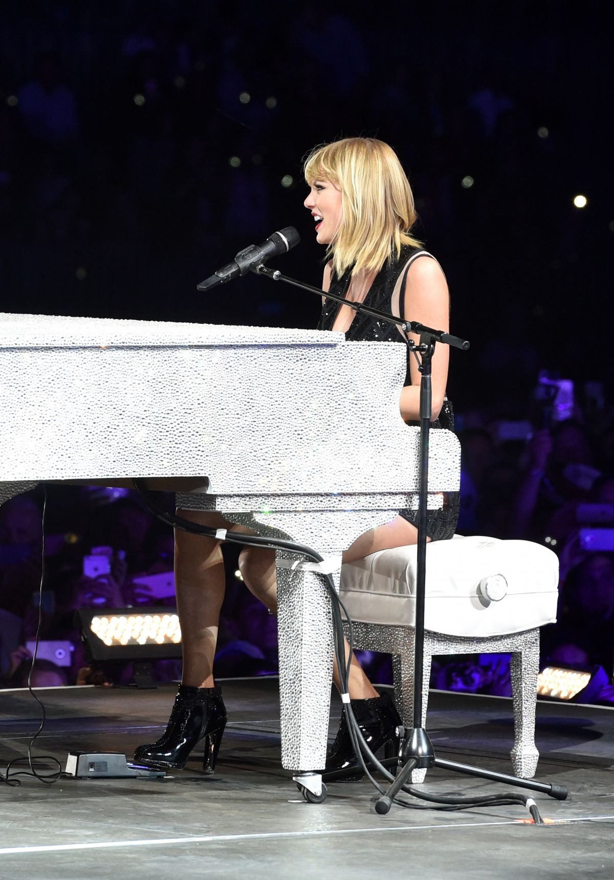 TAYLOR SWIFT Performs at US Grand Prix in Austin 10/22/2016 – HawtCelebs