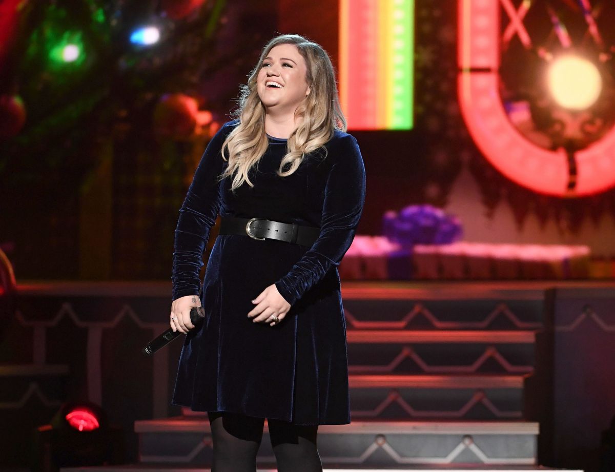 KELLY CLARKSON Performs at CMA 2016 Country Christmas in Nashville 11 ...