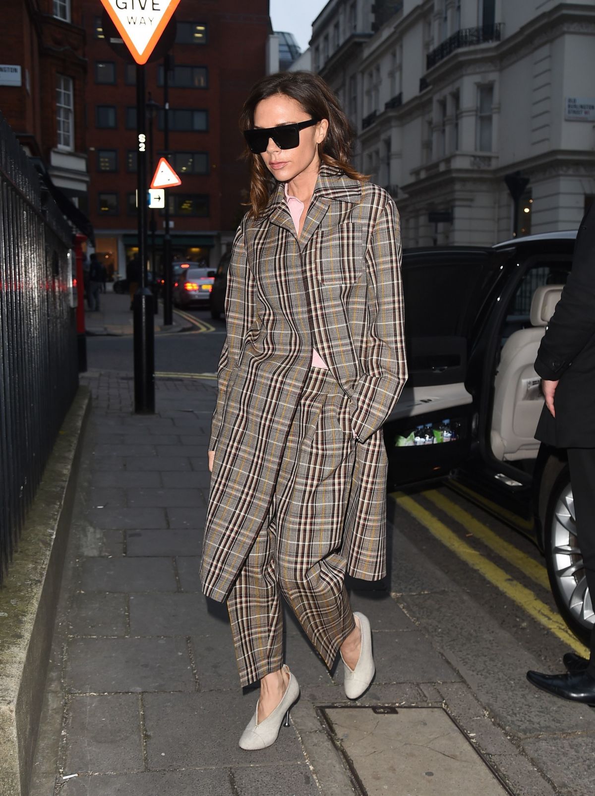 VICTORIA BECKHAM Shopping in London 12/16/2016 – HawtCelebs