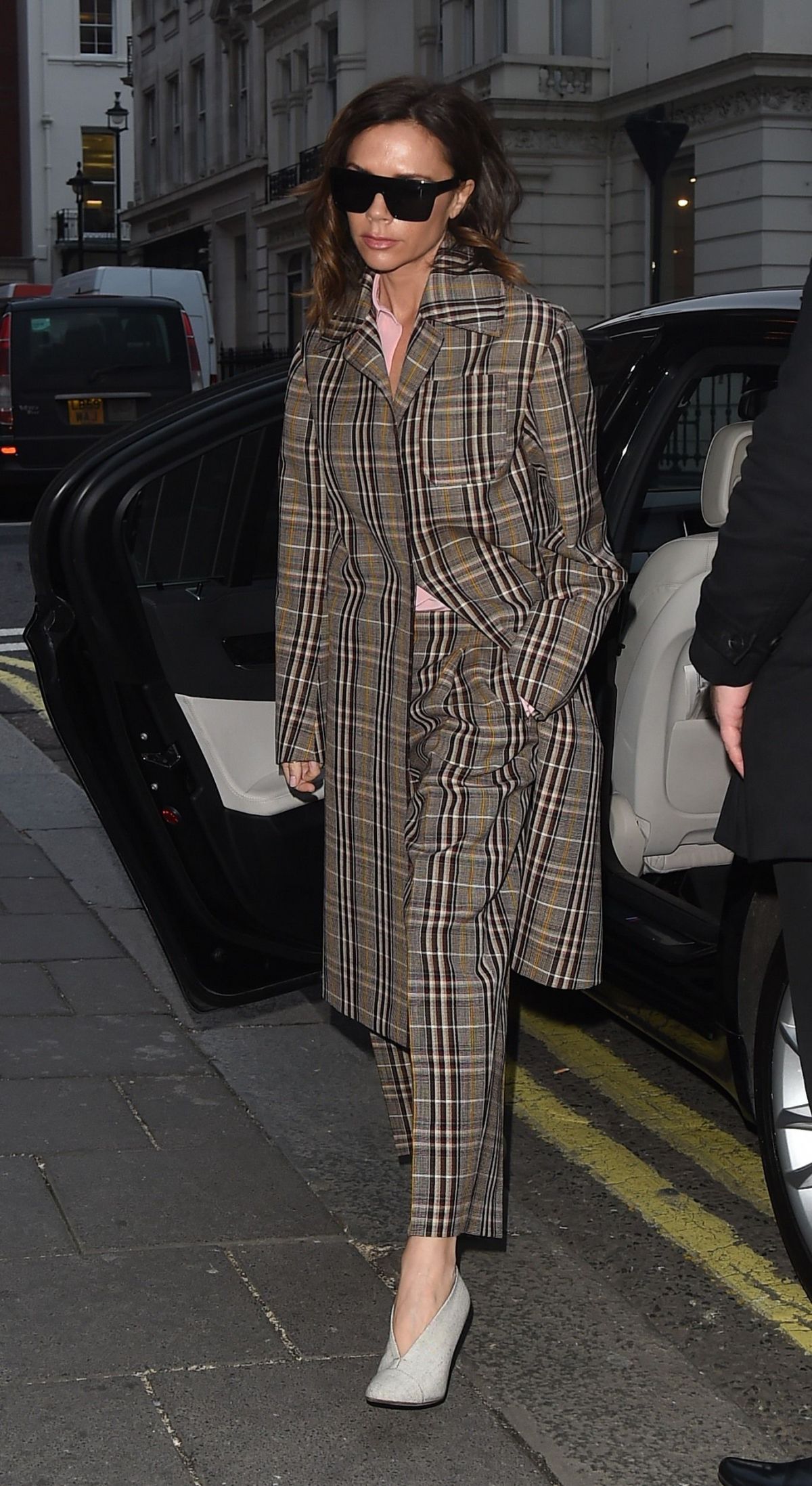 VICTORIA BECKHAM Shopping in London 12/16/2016 – HawtCelebs