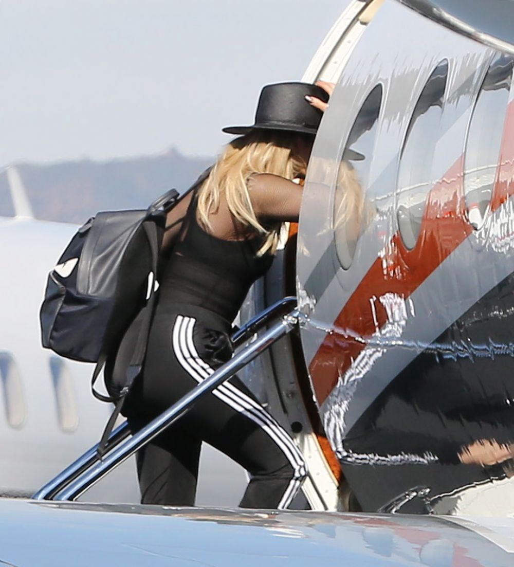 KHLOE KARDASHIAN Boarding a Private Jet in Los Angeles 01/26/2017 ...