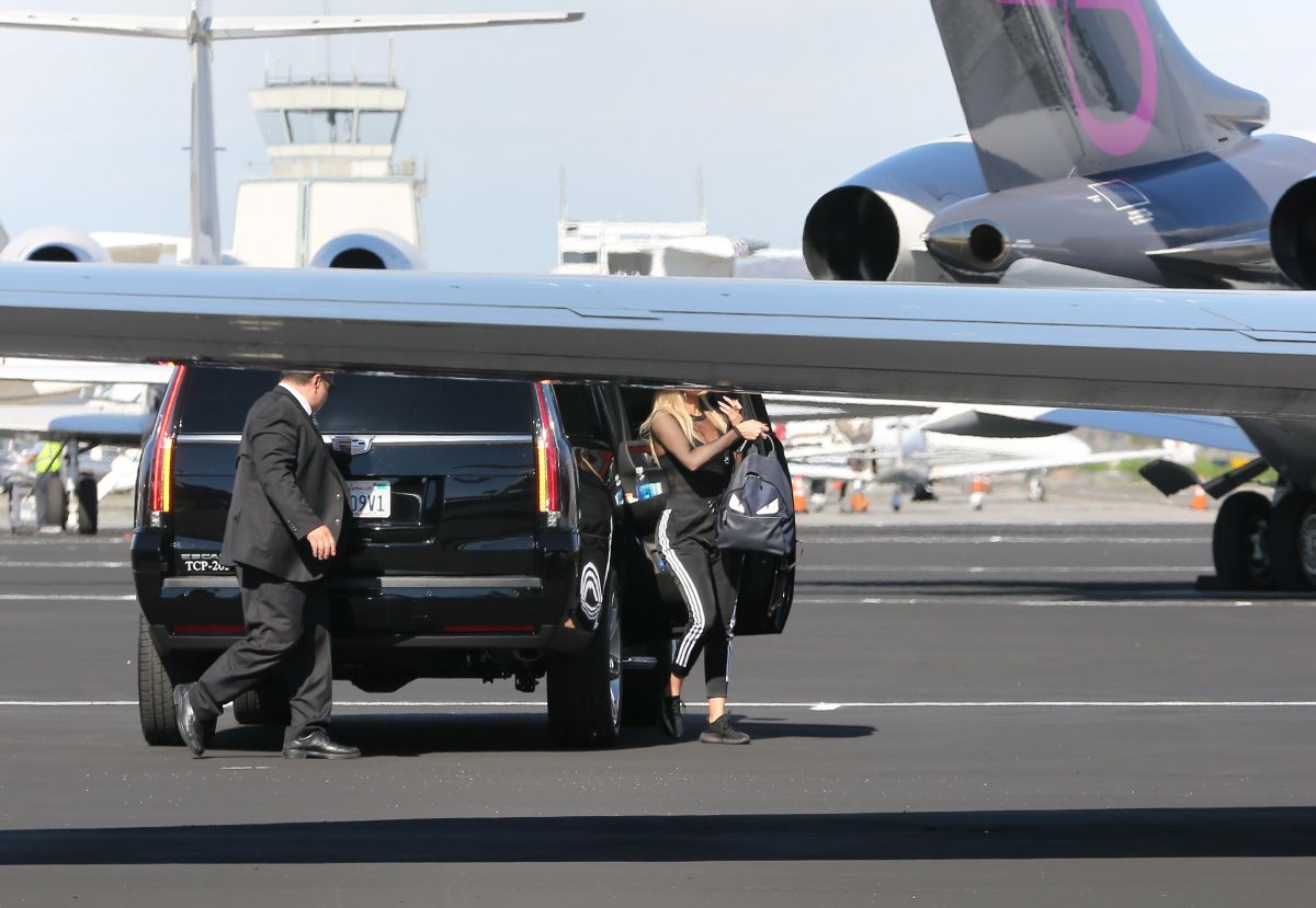 KHLOE KARDASHIAN Boarding a Private Jet in Los Angeles 01/26/2017 ...