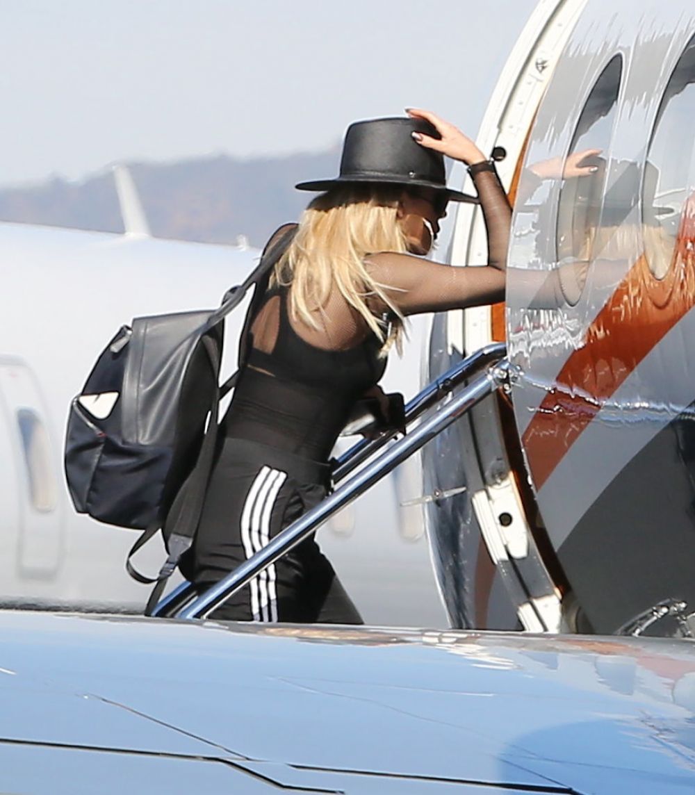 KHLOE KARDASHIAN Boarding a Private Jet in Los Angeles 01/26/2017 ...