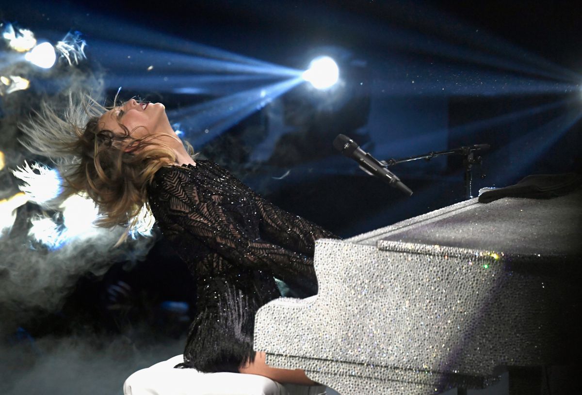 TAYLOR SWIFT Performs at 2017 Directv Now Super Saturday Night Concert ...