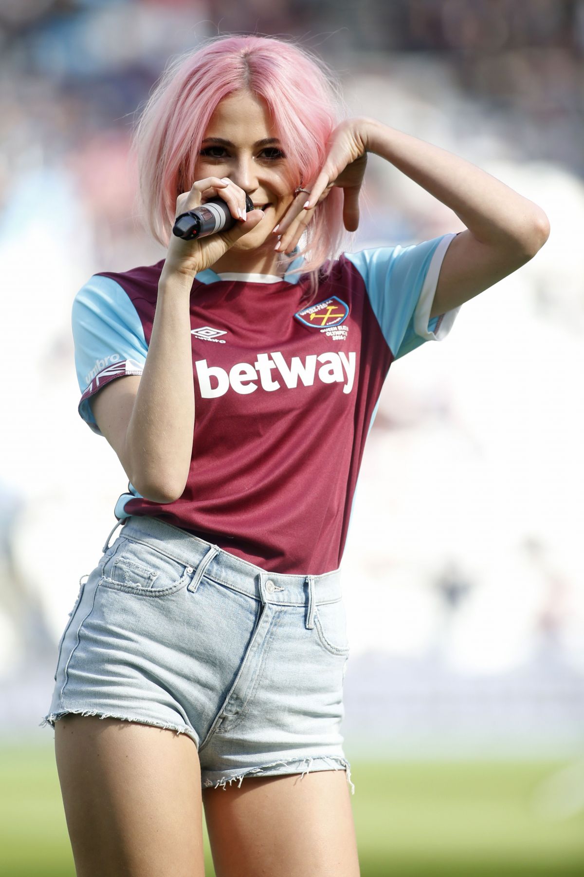 PIXIE LOTT Performs at West Ham vs Everton Football Match Half Time in ...