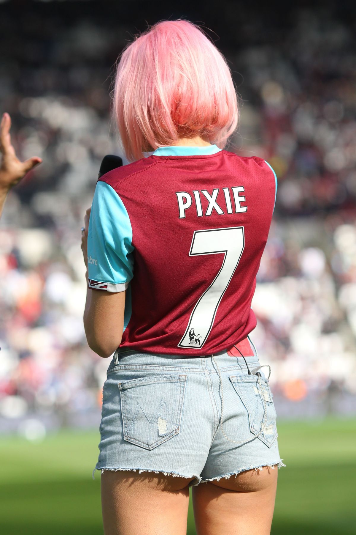 PIXIE LOTT Performs at West Ham vs Everton Football Match Half Time in ...