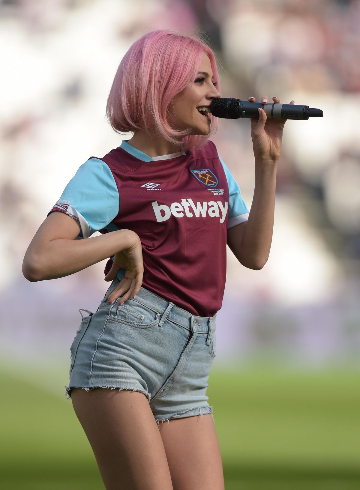 PIXIE LOTT Performs at West Ham vs Everton Football Match Half Time in ...