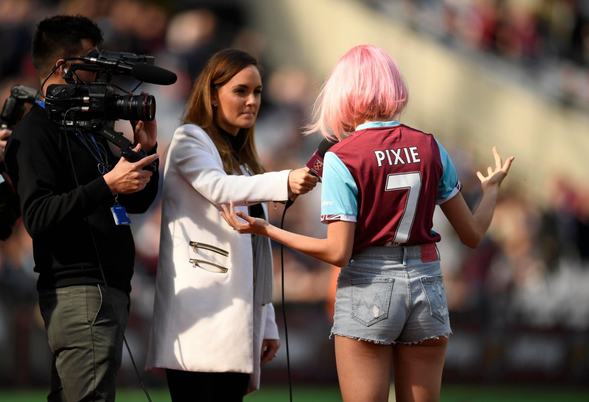 PIXIE LOTT Performs at West Ham vs Everton Football Match Half Time in ...