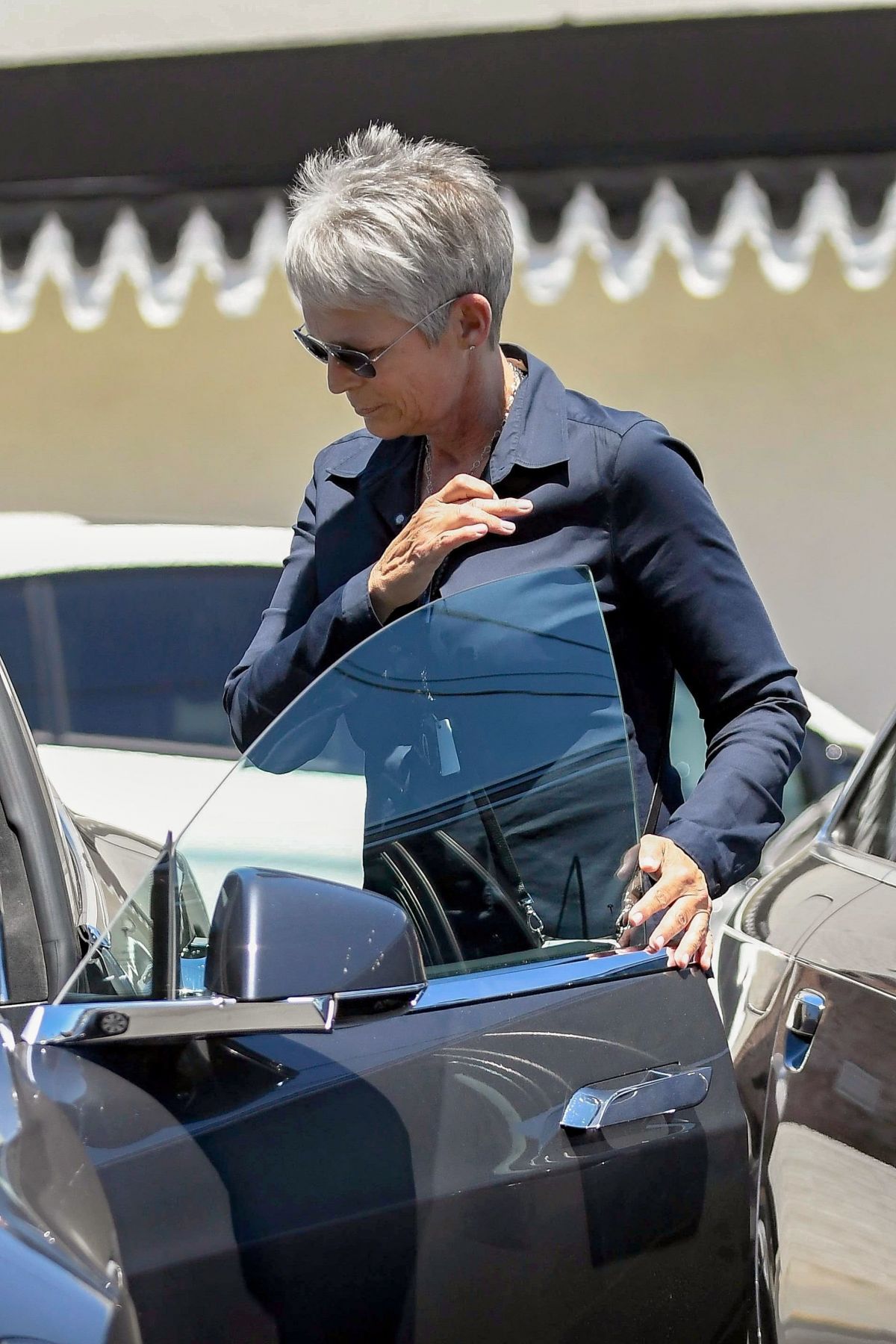 JAMIE LEE CURTIS Out and About in Brentwood 05/20/2017 – HawtCelebs