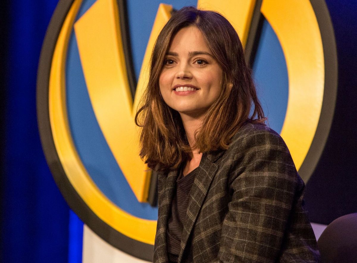 JENNA LOUISE COLEMAN at Wizard World Comic-con in Chicago 08/27/2017 ...