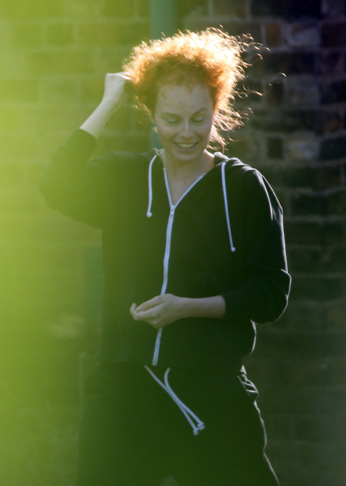 MARGOT ROBBIE as Queen Elizabeth I on the Set of Mary Queen of Scots ...
