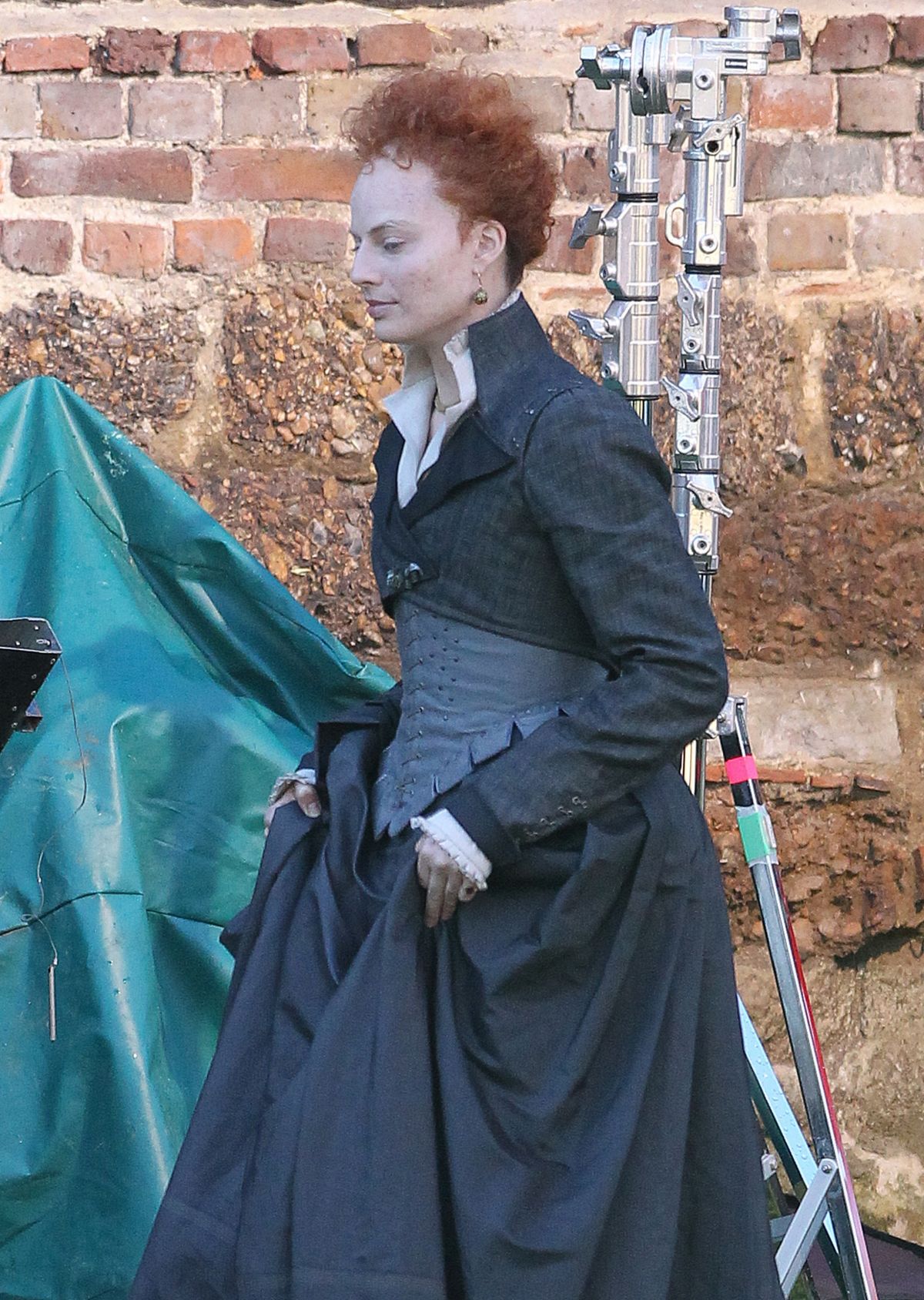 MARGOT ROBBIE as Queen Elizabeth I on the Set of Mary Queen of Scots ...