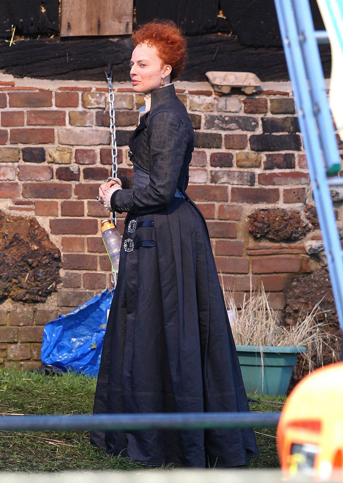 MARGOT ROBBIE as Queen Elizabeth I on the Set of Mary Queen of Scots ...