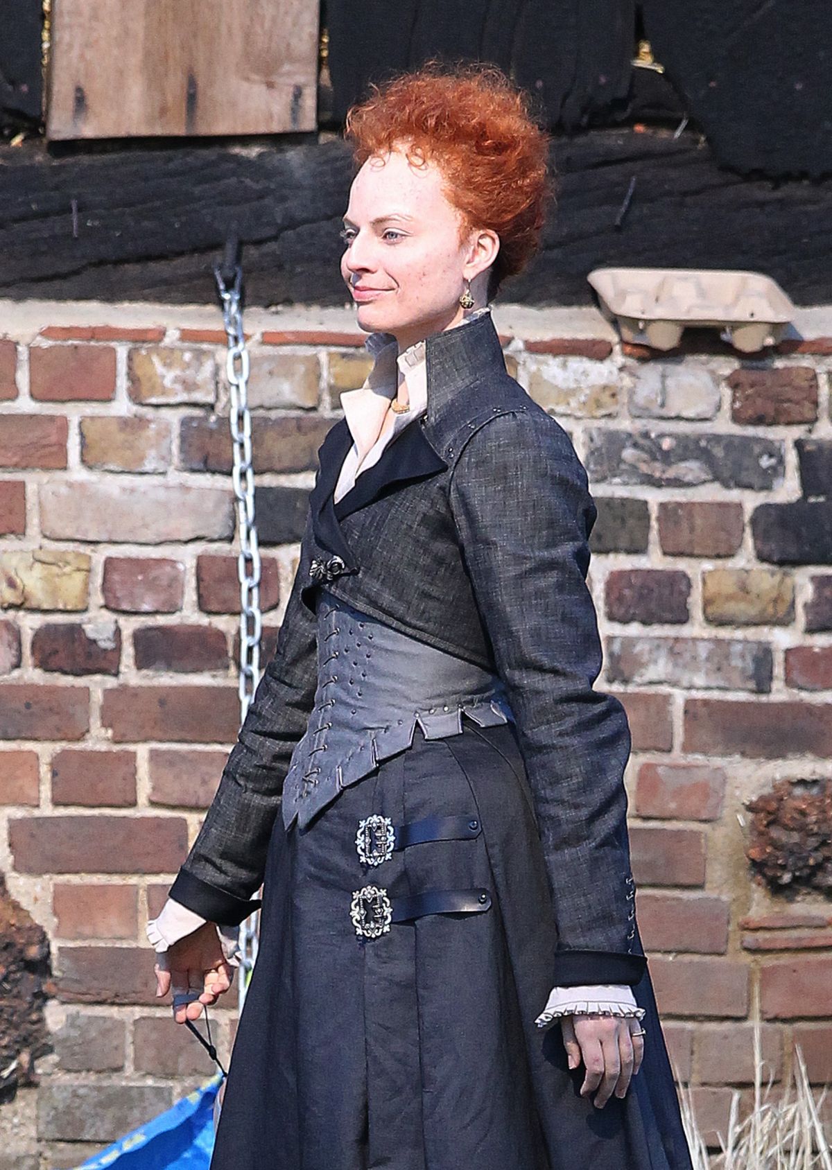 MARGOT ROBBIE as Queen Elizabeth I on the Set of Mary Queen of Scots ...