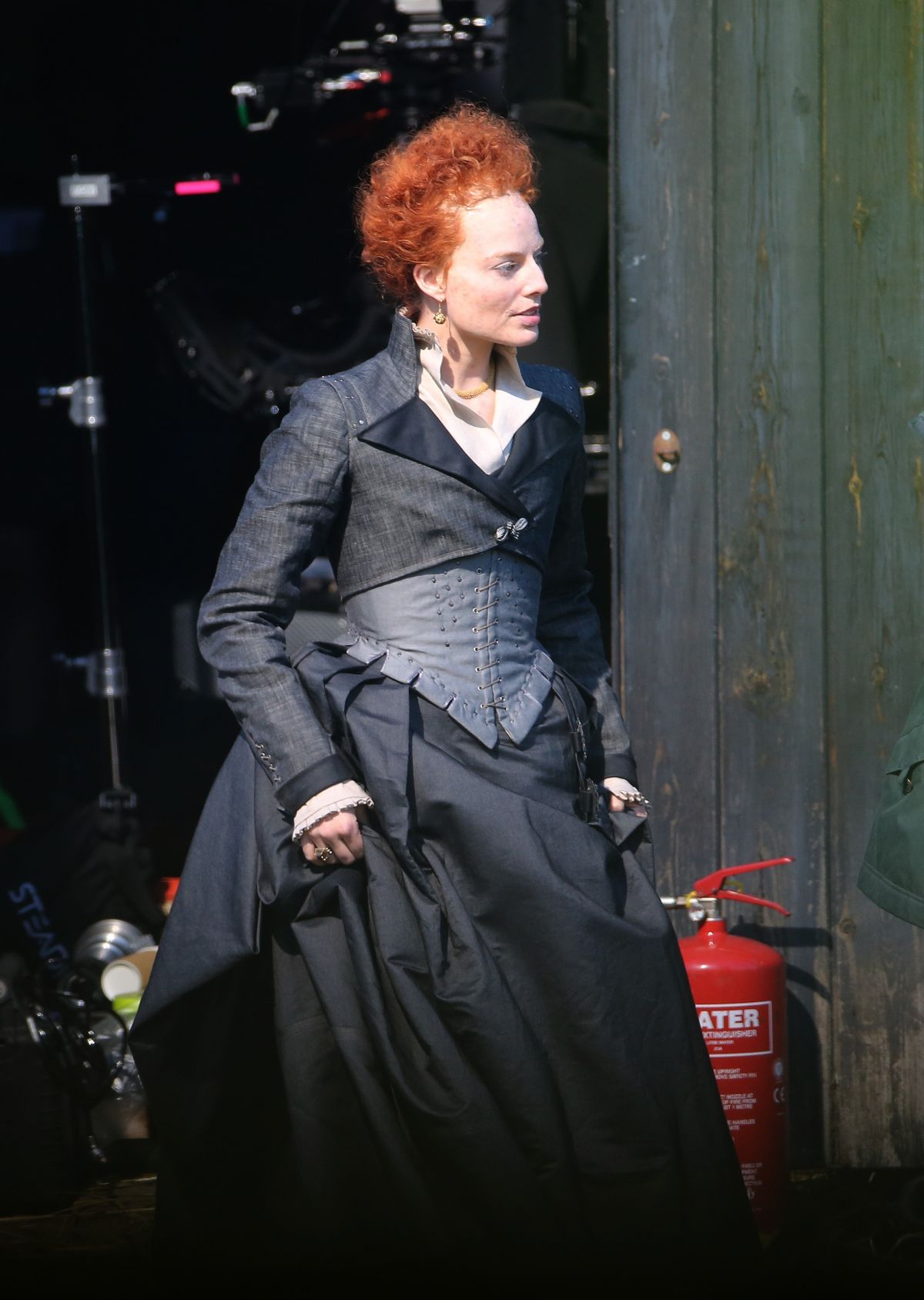 MARGOT ROBBIE as Queen Elizabeth I on the Set of Mary Queen of Scots ...