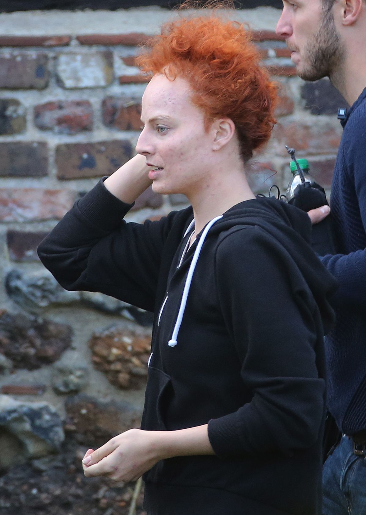 MARGOT ROBBIE as Queen Elizabeth I on the Set of Mary Queen of Scots ...