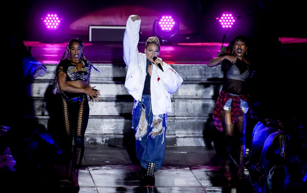 PINK Performs at V Festival at Hylands Park in Chelmsford 08/20/2017 ...