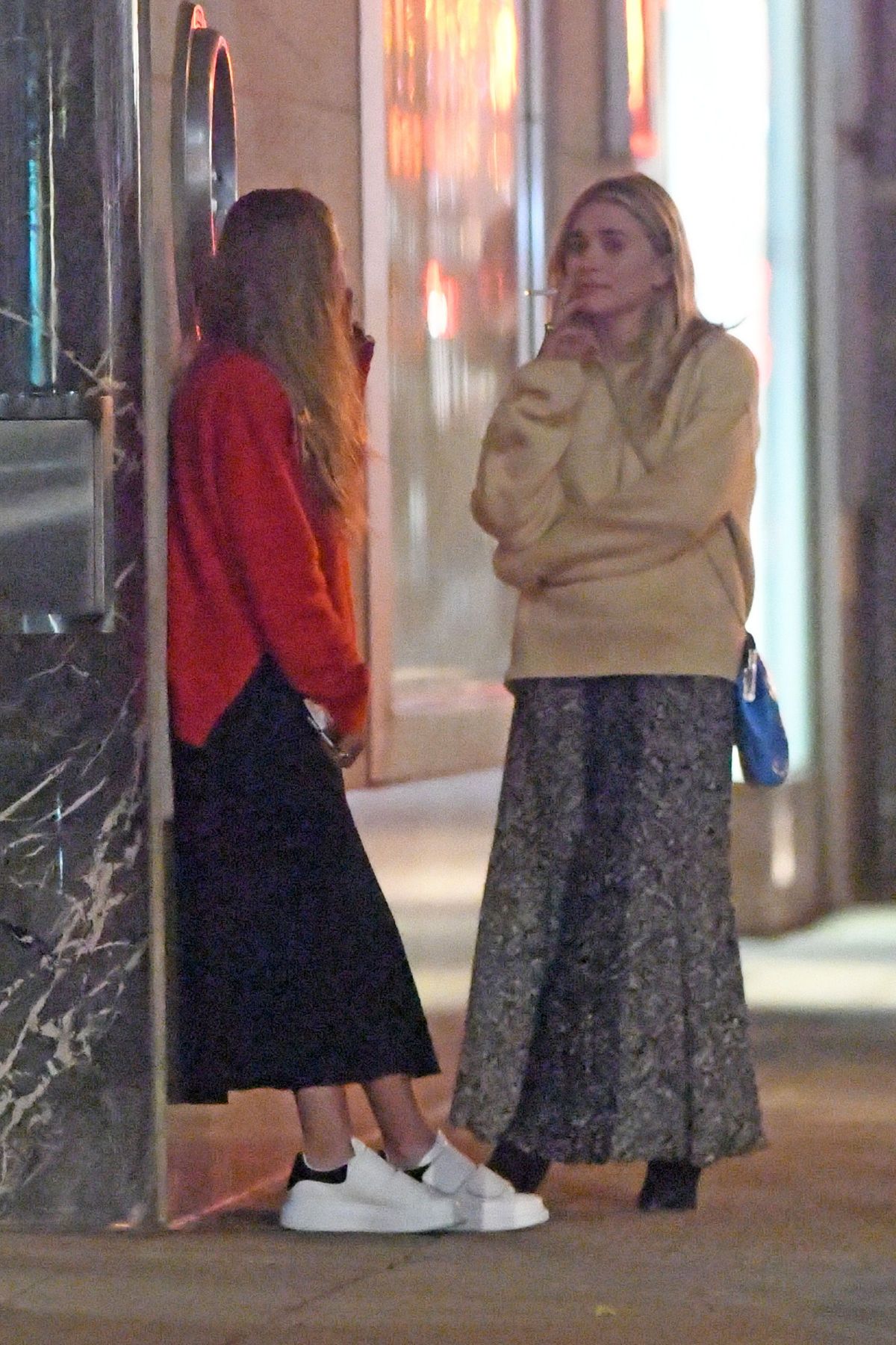 MARY-KATE and ASHLEY OLSEN Take a Smoke Break in New York 10/03/2017 ...