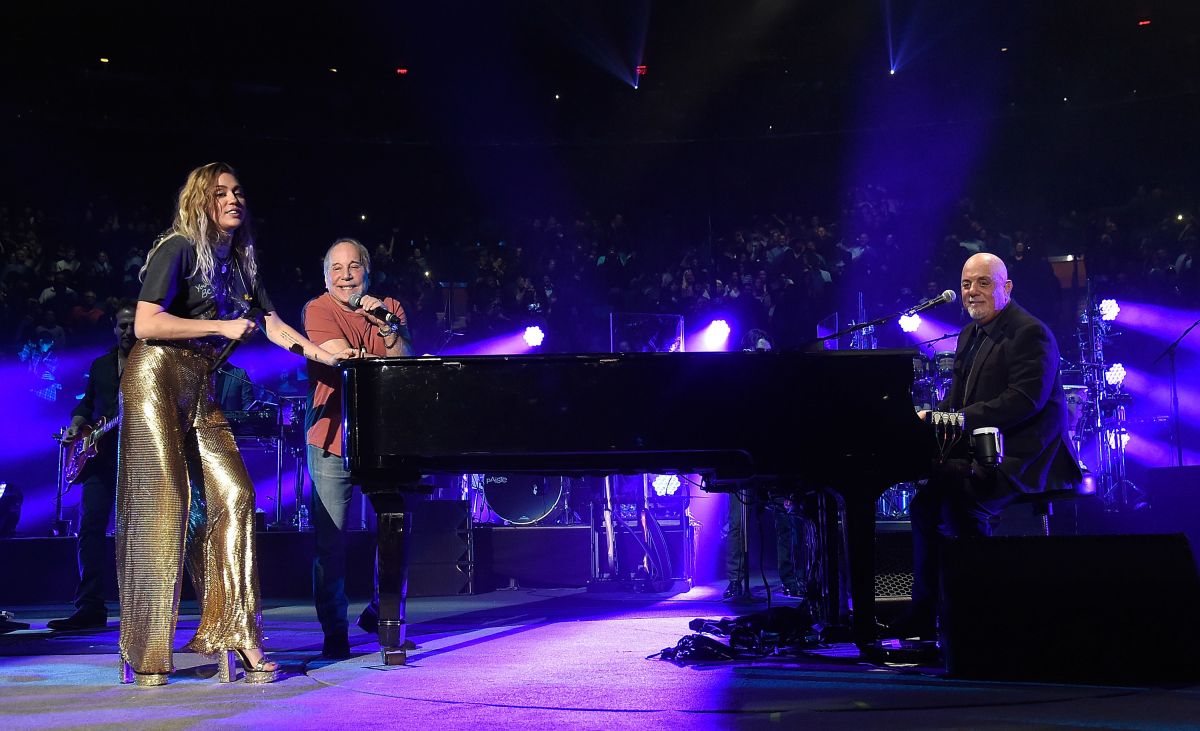 MILEY CYRUS Performs Live at Madison Square Garden in New York 09/30 ...