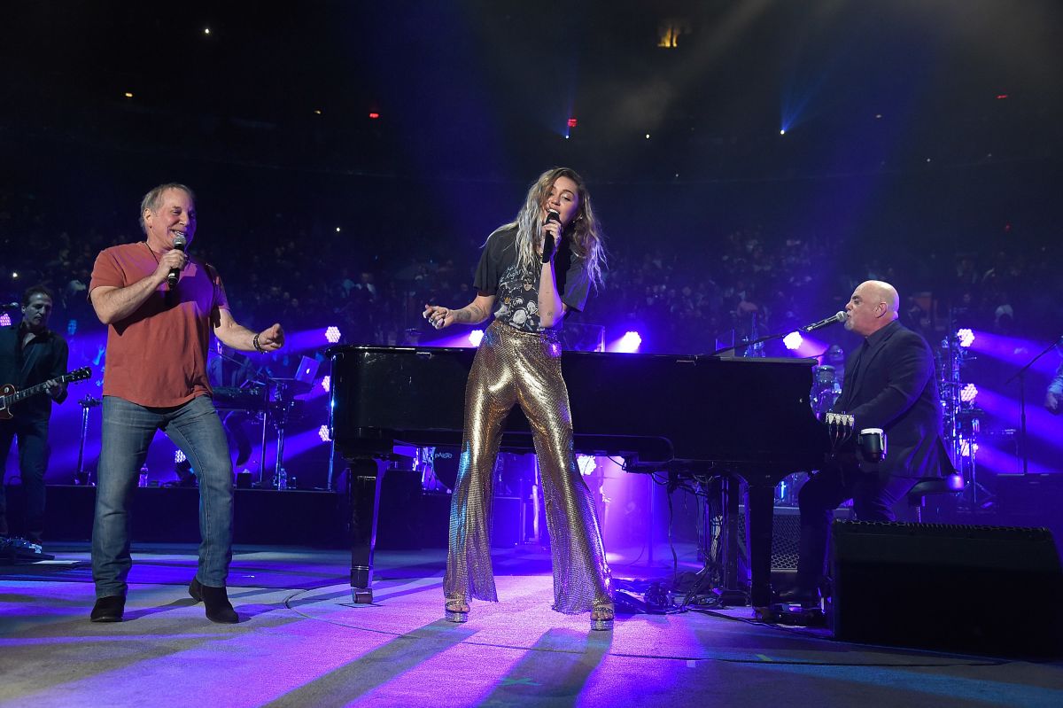 MILEY CYRUS Performs Live at Madison Square Garden in New York 09/30 ...