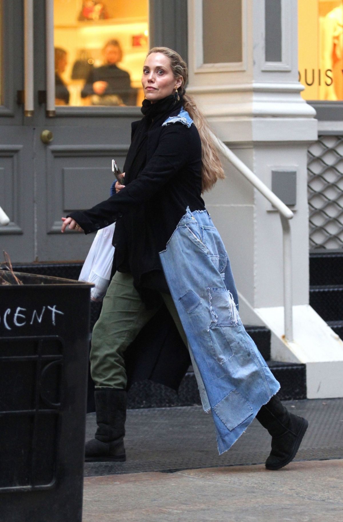 ELIZABETH BARKLEY Out Shopping in New York 03/23/2018 – HawtCelebs