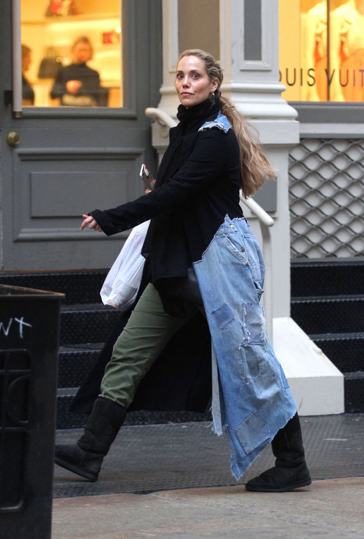 ELIZABETH BARKLEY Out Shopping in New York 03/23/2018 – HawtCelebs