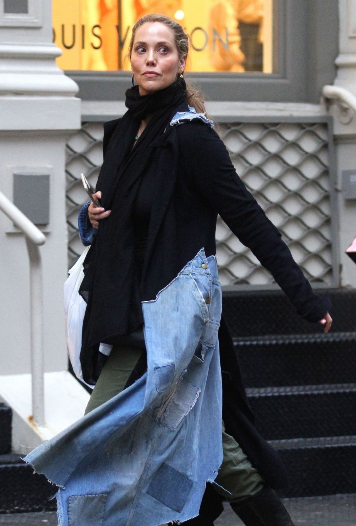 ELIZABETH BARKLEY Out Shopping in New York 03/23/2018 – HawtCelebs