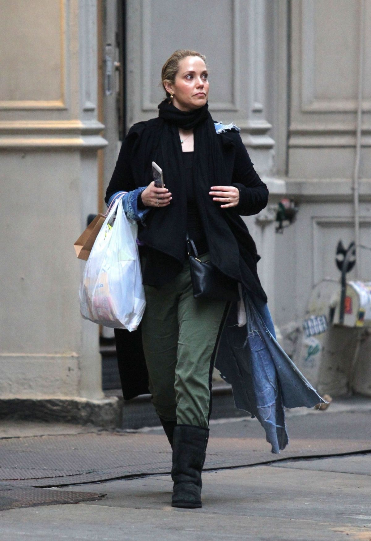 ELIZABETH BARKLEY Out Shopping in New York 03/23/2018 – HawtCelebs
