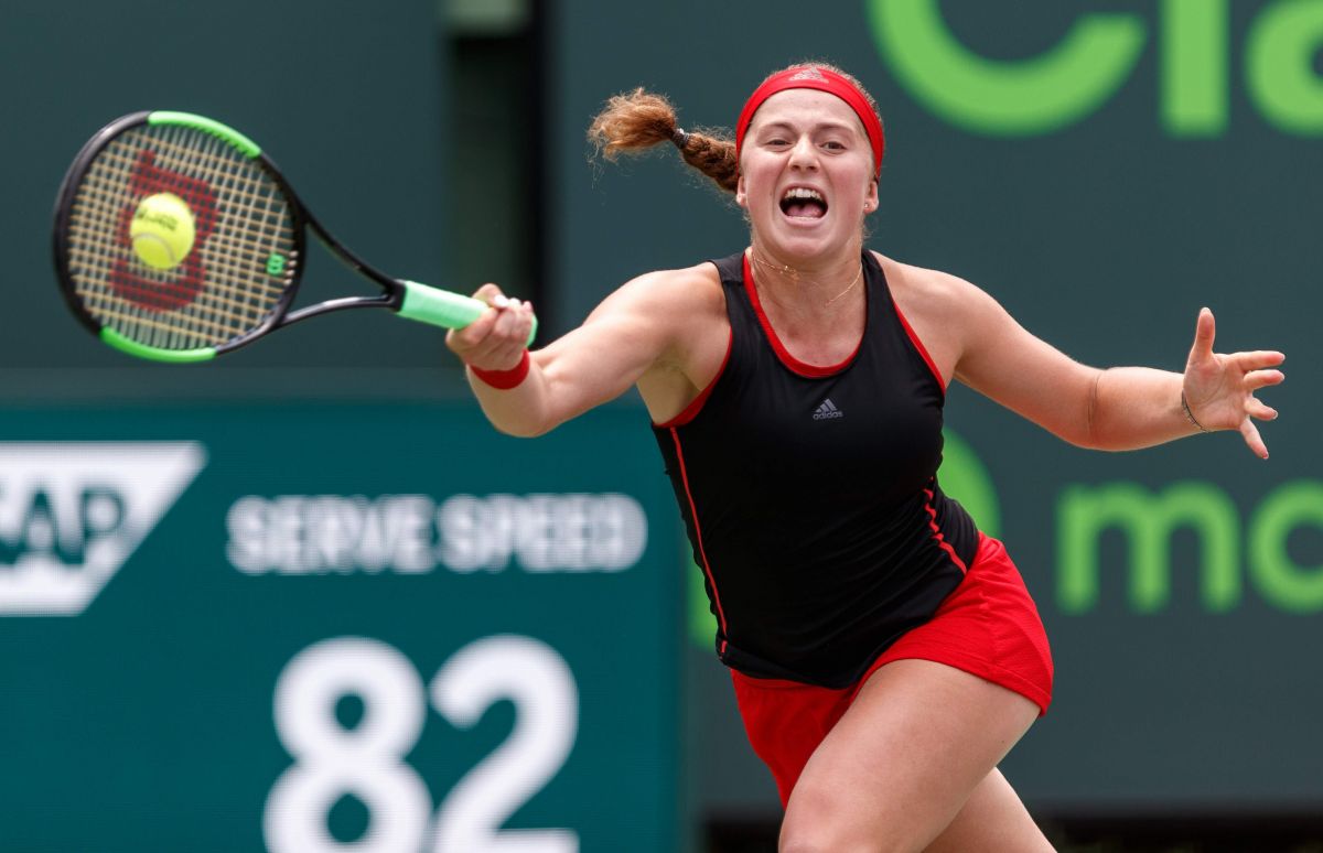 JELENA OSTAPENKO at 2018 Miami Open Final in Key Biscayne 03/31/2018 ...