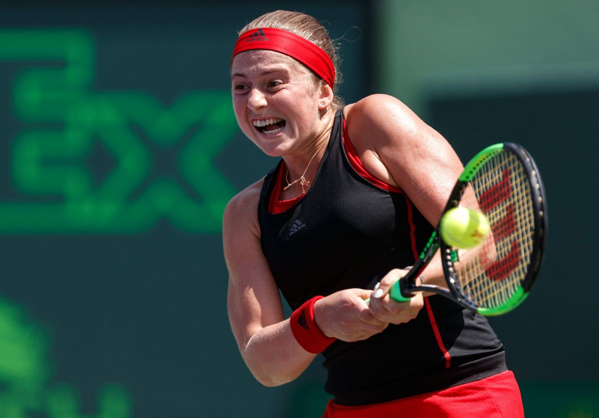 JELENA OSTAPENKO at 2018 Miami Open Final in Key Biscayne 03/31/2018 ...