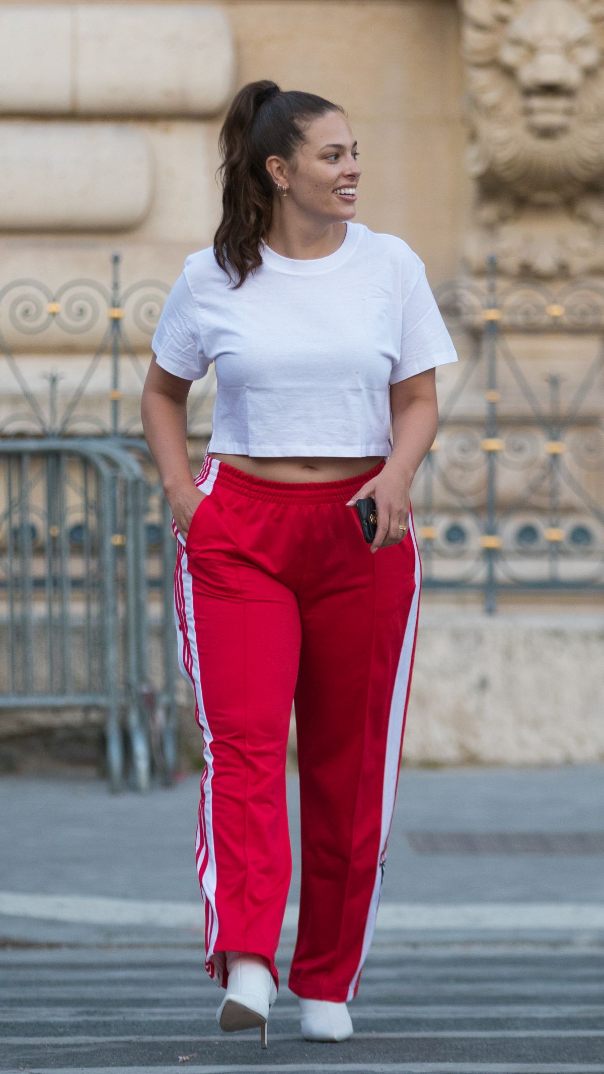 ASHLEY GRAHAM at Loulou Restaurant in Paris 06/29/2018 – HawtCelebs