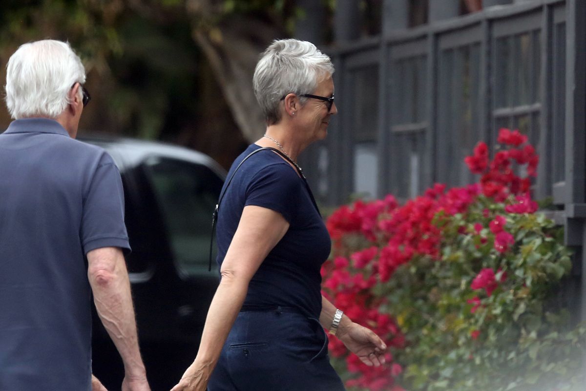 JAMIE LEE CURTIS Out in Pacific Palisades 07/26/2018 – HawtCelebs